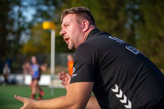 Patrick Hage trainer KV DOS - KV DOS Kampen korfbal